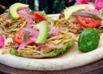Conoce el salbute, una 'garnacha' icónica de Yucatán - LGBTravel