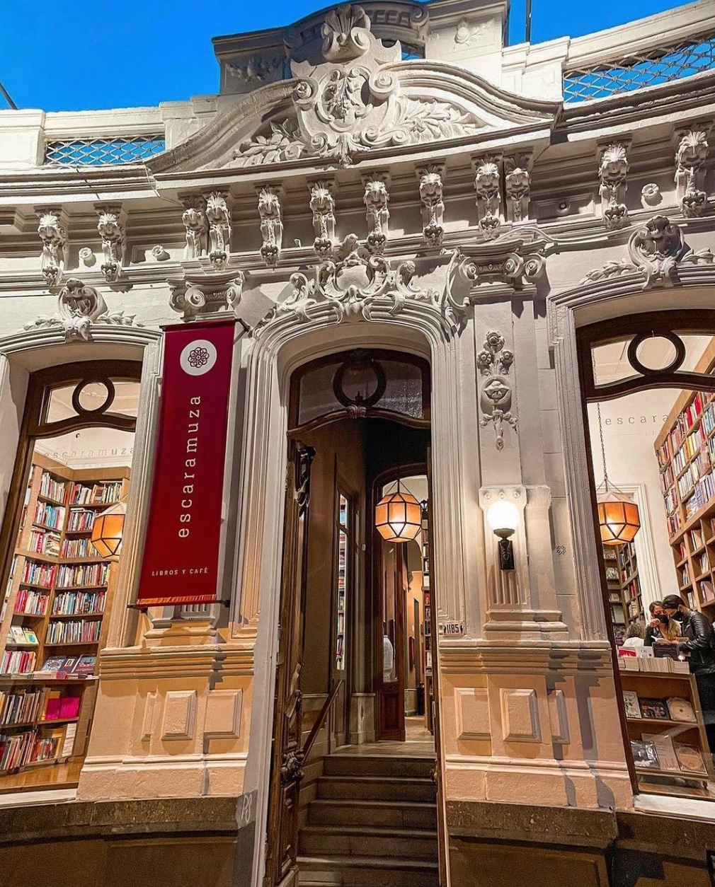 Piérdete entre los estantes de la librería y café Escaramuza en ...